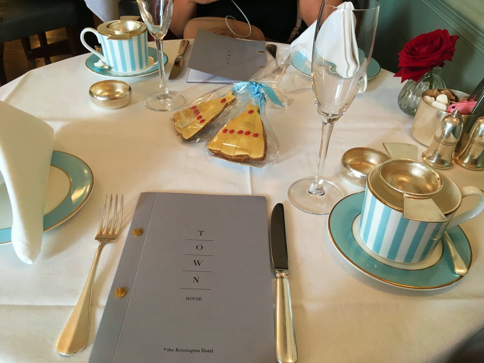 Chá da tarde temático da Bela e a Fera em Londres - Tale as Old as Time ...